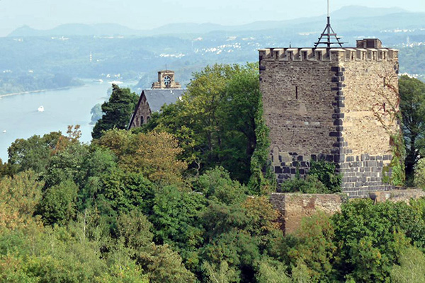 - Rheinburgenweg*** Wandern